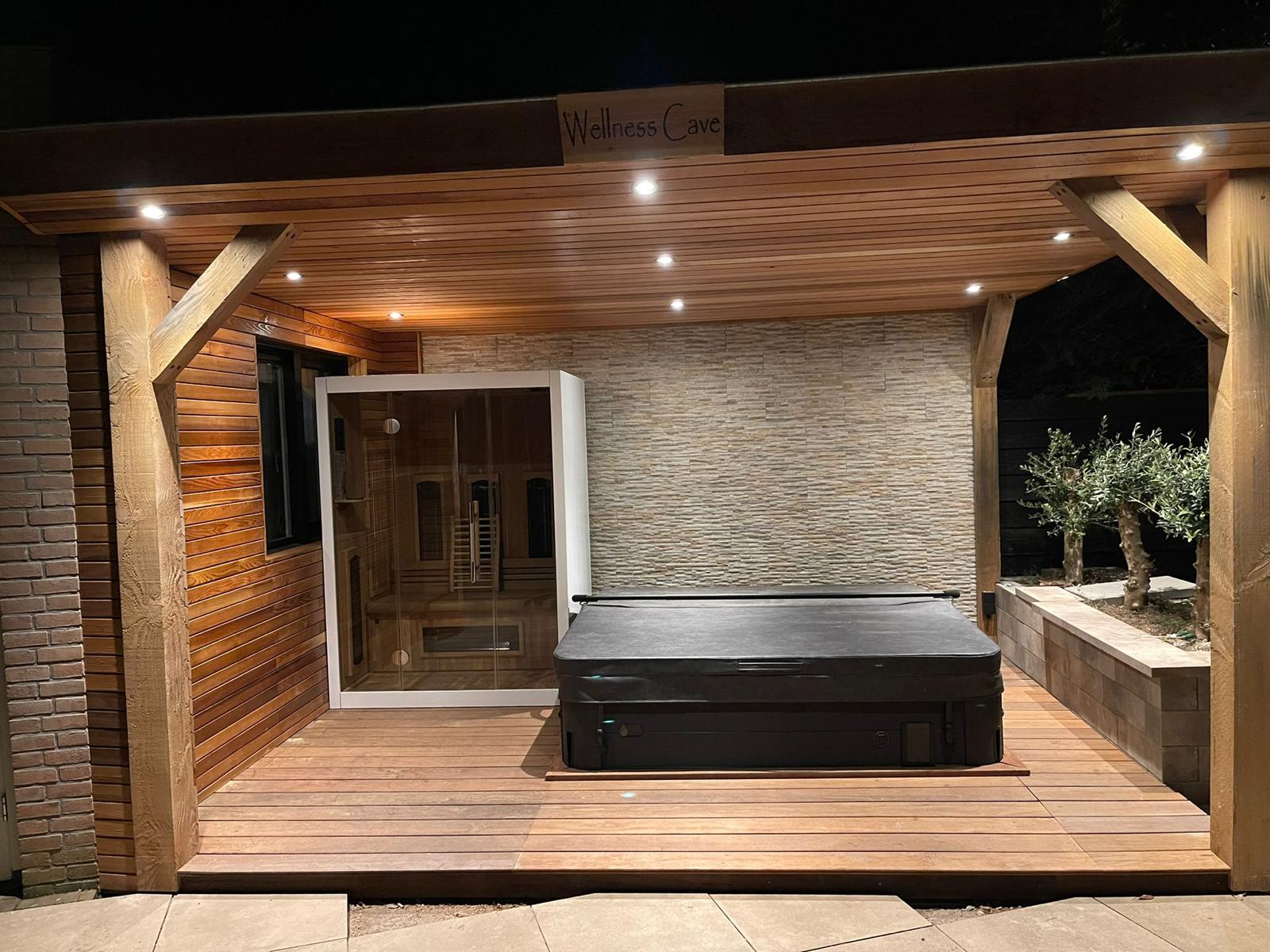 Houten overkapping met jacuzzi en sauna - J&R Tuinconstructie